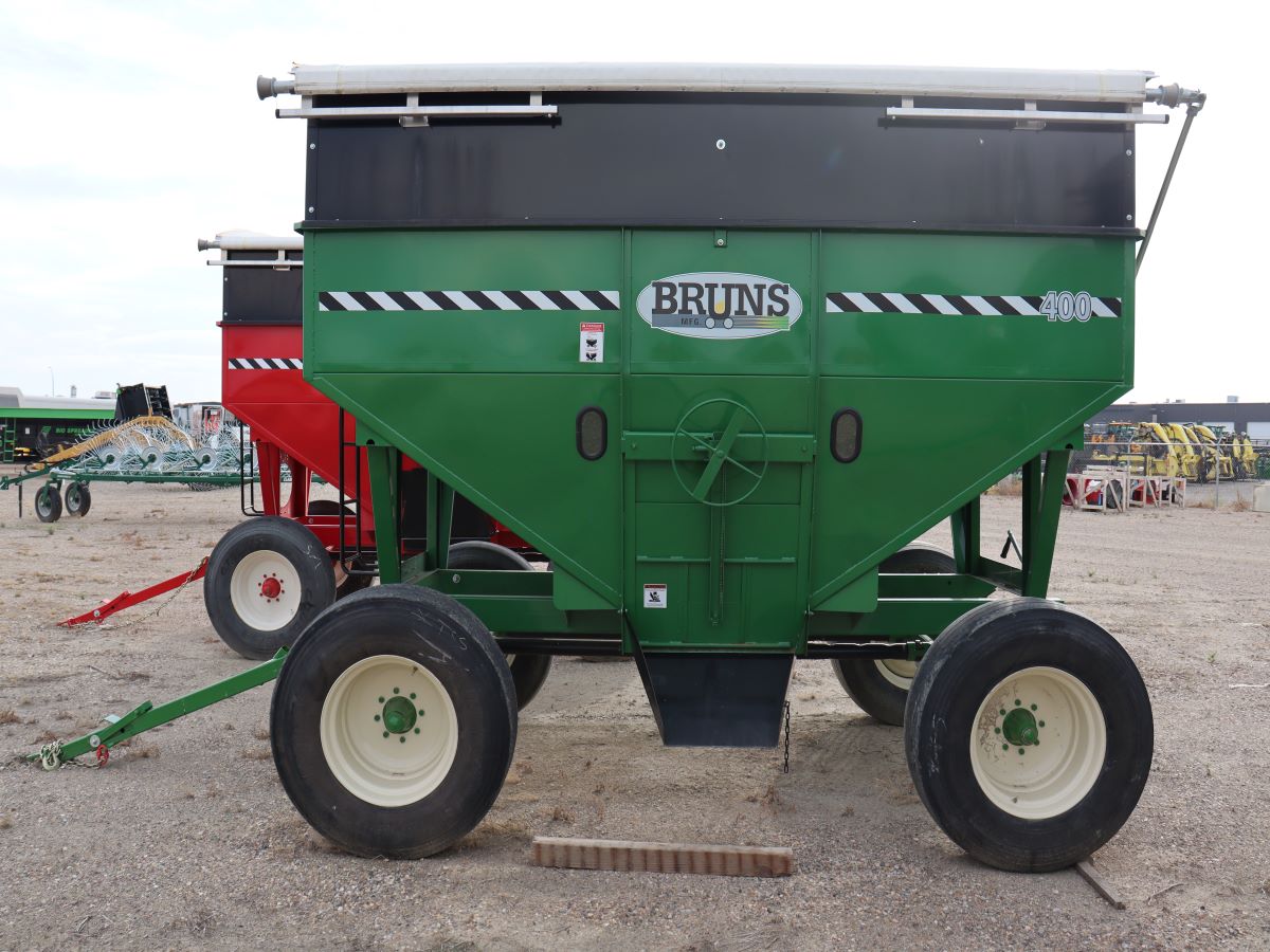 400 Bruns Green Gravity Cart with 12 Ton Horst Wagon | Gravity Wagons ...